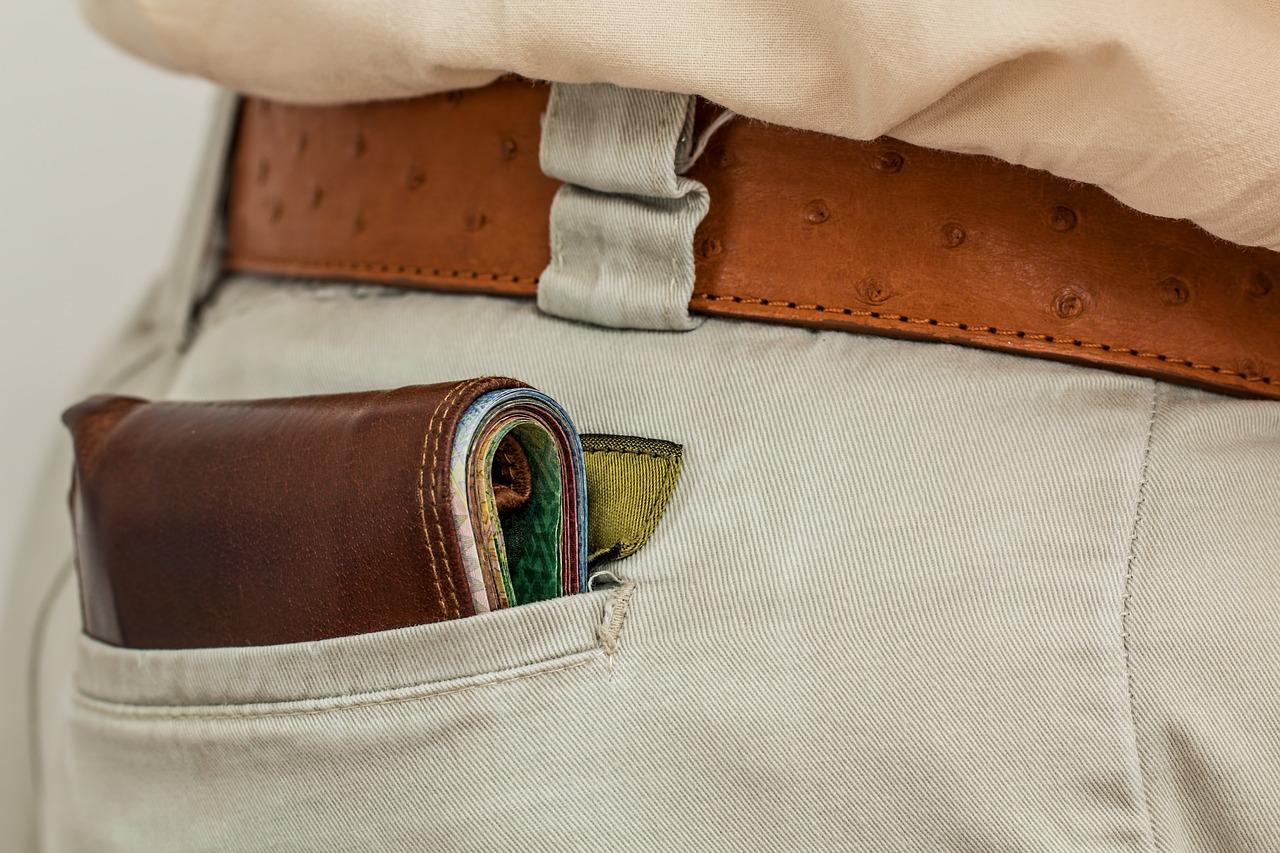 Cash limits: How much cash can you travel with? | ManorFX